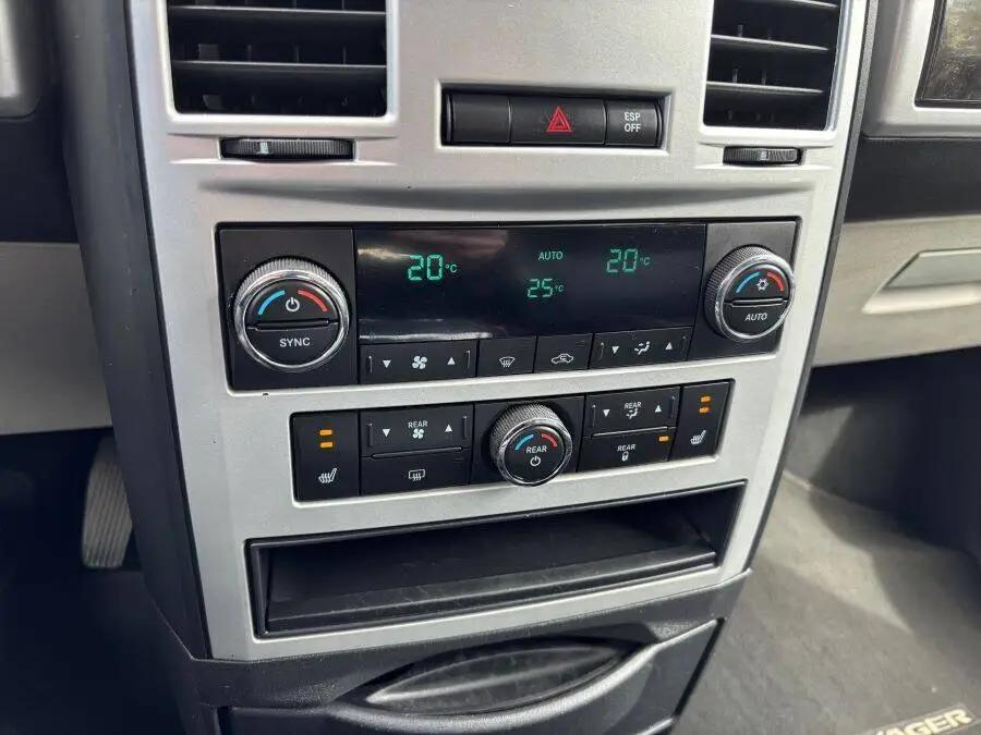 Melns Chrysler Grand Voyager 2011 Rīga, ar dzinēja tilpumu 2.80 L un nobraukumu 269 tūkst. km par 5950 €, foto 15 vietnē AUTOMOTO.COM.LV