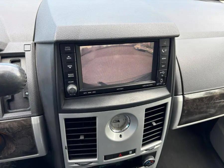 Melns Chrysler Grand Voyager 2011 Rīga, ar dzinēja tilpumu 2.80 L un nobraukumu 269 tūkst. km par 5950 €, foto 18 vietnē AUTOMOTO.COM.LV