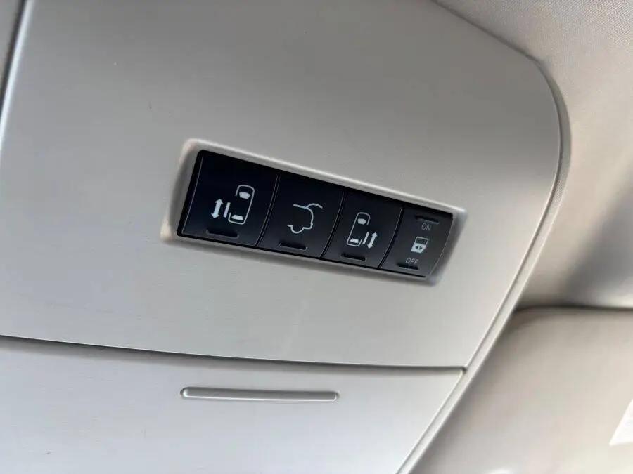 Melns Chrysler Grand Voyager 2011 Rīga, ar dzinēja tilpumu 2.80 L un nobraukumu 269 tūkst. km par 5950 €, foto 20 vietnē AUTOMOTO.COM.LV