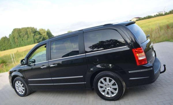 Black Chrysler Grand Voyager 2011 in Klaipeda, with an engine capacity of 2.78 L and mileage of 238 thousand km for 6850 €, photo 4 on AUTOMOTO.COM.LV