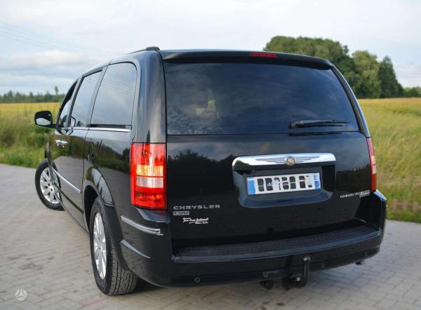 Black Chrysler Grand Voyager 2011 in Klaipeda, with an engine capacity of 2.78 L and mileage of 238 thousand km for 6850 €, photo 6 on AUTOMOTO.COM.LV