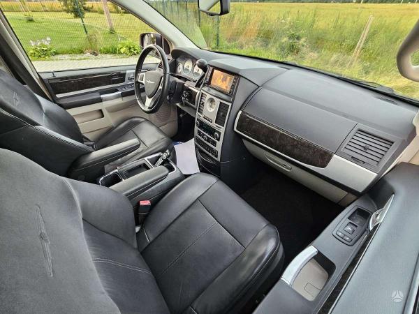 Black Chrysler Grand Voyager 2011 in Klaipeda, with an engine capacity of 2.78 L and mileage of 238 thousand km for 6850 €, photo 10 on AUTOMOTO.COM.LV