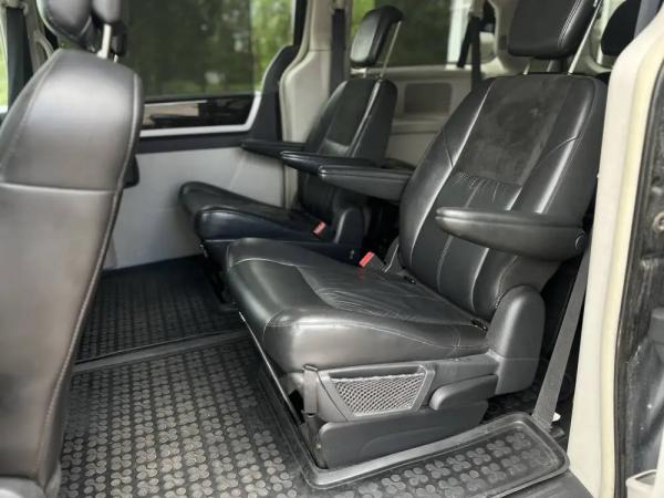Melns Chrysler Grand Voyager 2011 Jēkabpils, ar dzinēja tilpumu 2.80 L un nobraukumu 222 tūkst. km par 6490 €, foto 9 vietnē AUTOMOTO.COM.LV