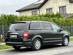 Black Chrysler Grand Voyager 2011 in Riga, with an engine capacity of 2.80 L and mileage of 260 thousand km for 4500 €, photo 5 on AUTOMOTO.COM.LV