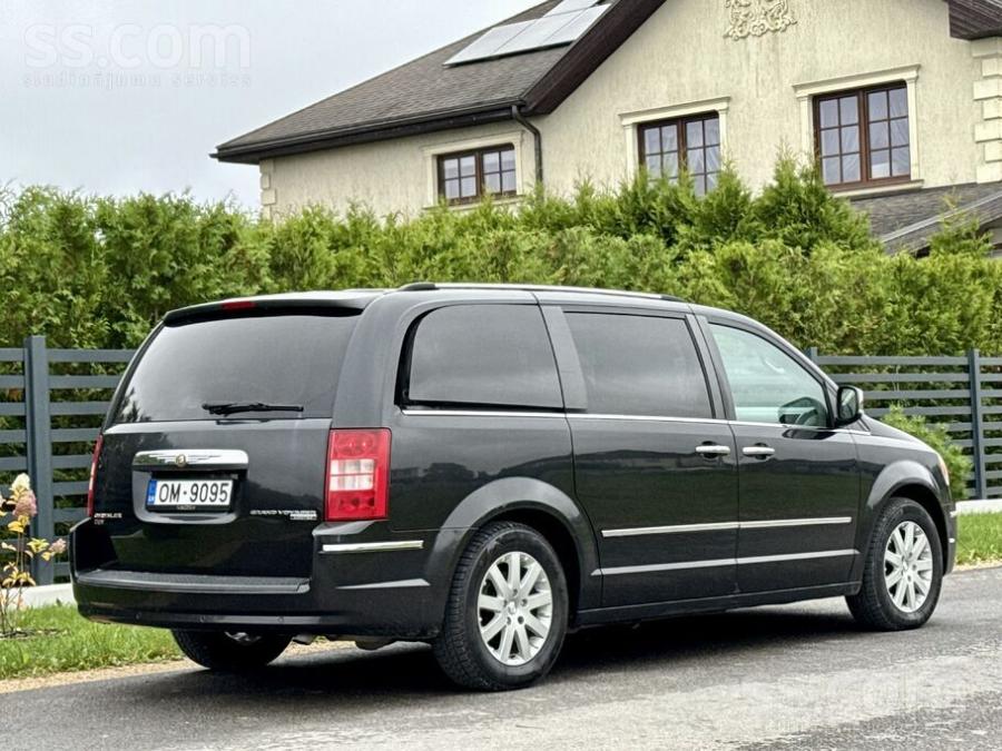Black Chrysler Grand Voyager 2011 in Riga, with an engine capacity of 2.80 L and mileage of 260 thousand km for 4500 €, photo 5 on AUTOMOTO.COM.LV