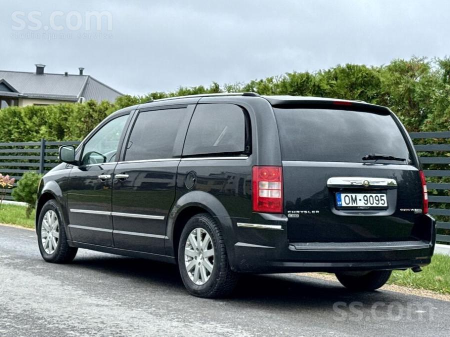 Black Chrysler Grand Voyager 2011 in Riga, with an engine capacity of 2.80 L and mileage of 260 thousand km for 4500 €, photo 9 on AUTOMOTO.COM.LV