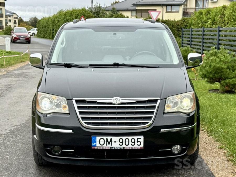 Black Chrysler Grand Voyager 2011 in Riga, with an engine capacity of 2.80 L and mileage of 260 thousand km for 4500 €, photo 10 on AUTOMOTO.COM.LV