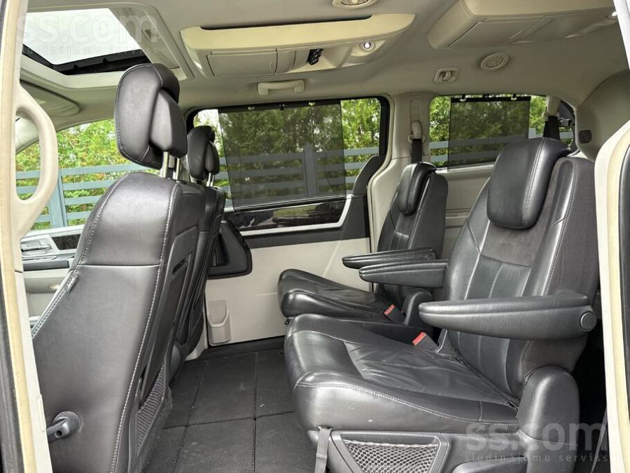 Black Chrysler Grand Voyager 2011 in Riga, with an engine capacity of 2.80 L and mileage of 260 thousand km for 4500 €, photo 11 on AUTOMOTO.COM.LV