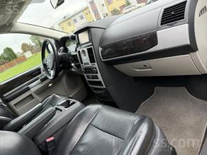 Black Chrysler Grand Voyager 2011 in Riga, with an engine capacity of 2.80 L and mileage of 260 thousand km for 4500 €, photo 14 on AUTOMOTO.COM.LV
