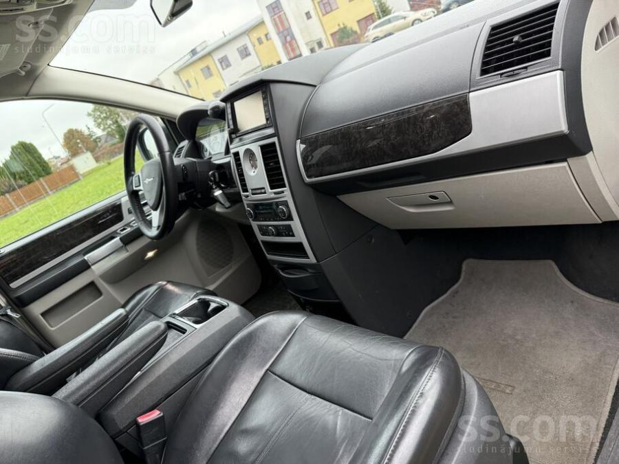 Black Chrysler Grand Voyager 2011 in Riga, with an engine capacity of 2.80 L and mileage of 260 thousand km for 4500 €, photo 14 on AUTOMOTO.COM.LV