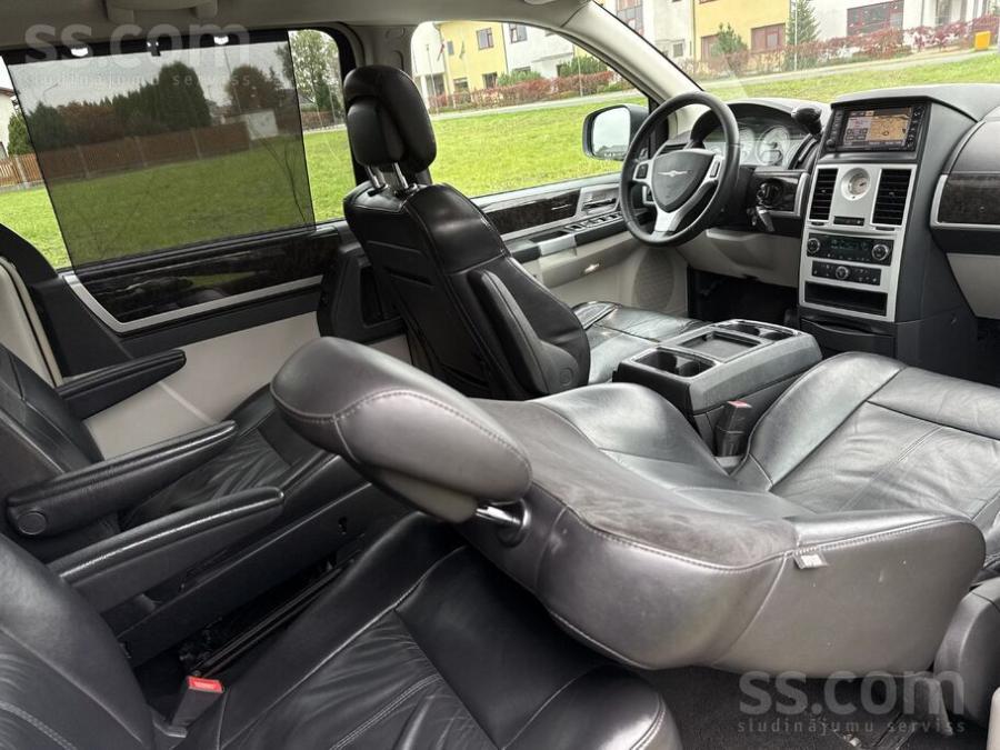 Black Chrysler Grand Voyager 2011 in Riga, with an engine capacity of 2.80 L and mileage of 260 thousand km for 4500 €, photo 15 on AUTOMOTO.COM.LV