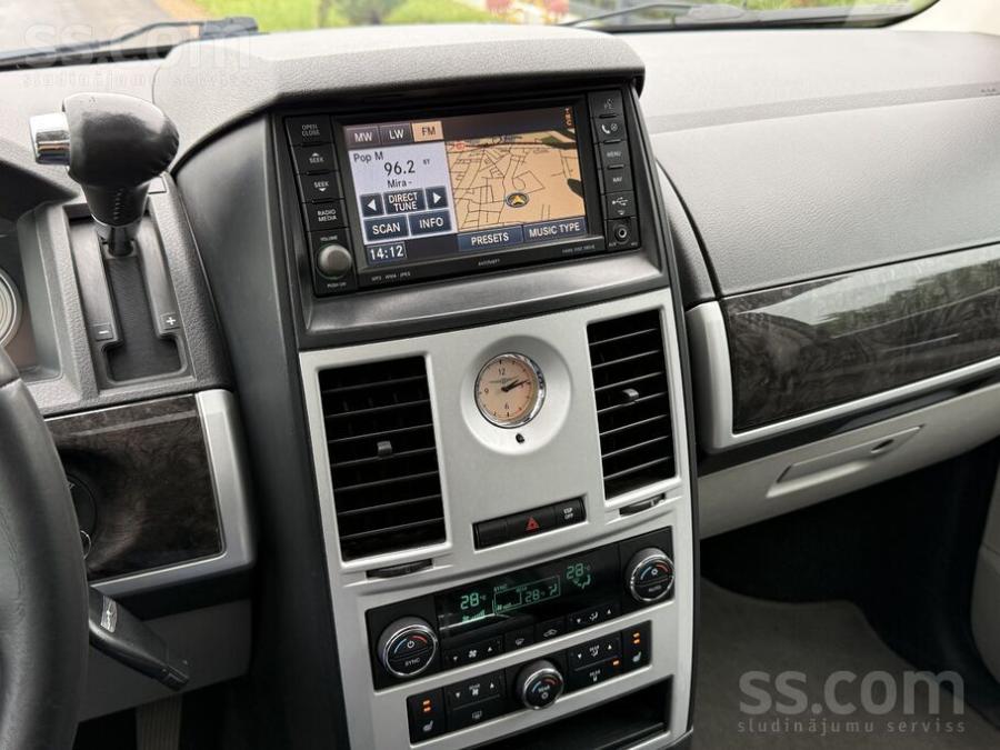 Black Chrysler Grand Voyager 2011 in Riga, with an engine capacity of 2.80 L and mileage of 260 thousand km for 4500 €, photo 19 on AUTOMOTO.COM.LV