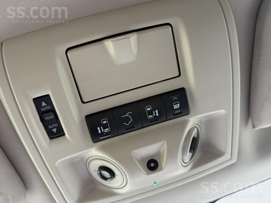 Black Chrysler Grand Voyager 2011 in Riga, with an engine capacity of 2.80 L and mileage of 260 thousand km for 4500 €, photo 22 on AUTOMOTO.COM.LV