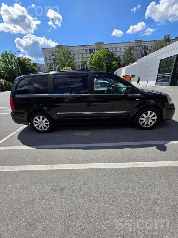 Melns Chrysler Grand Voyager 2012 Rīga, ar dzinēja tilpumu 2.80 L un nobraukumu 262 tūkst. km par 7000 €, foto 1 vietnē AUTOMOTO.COM.LV