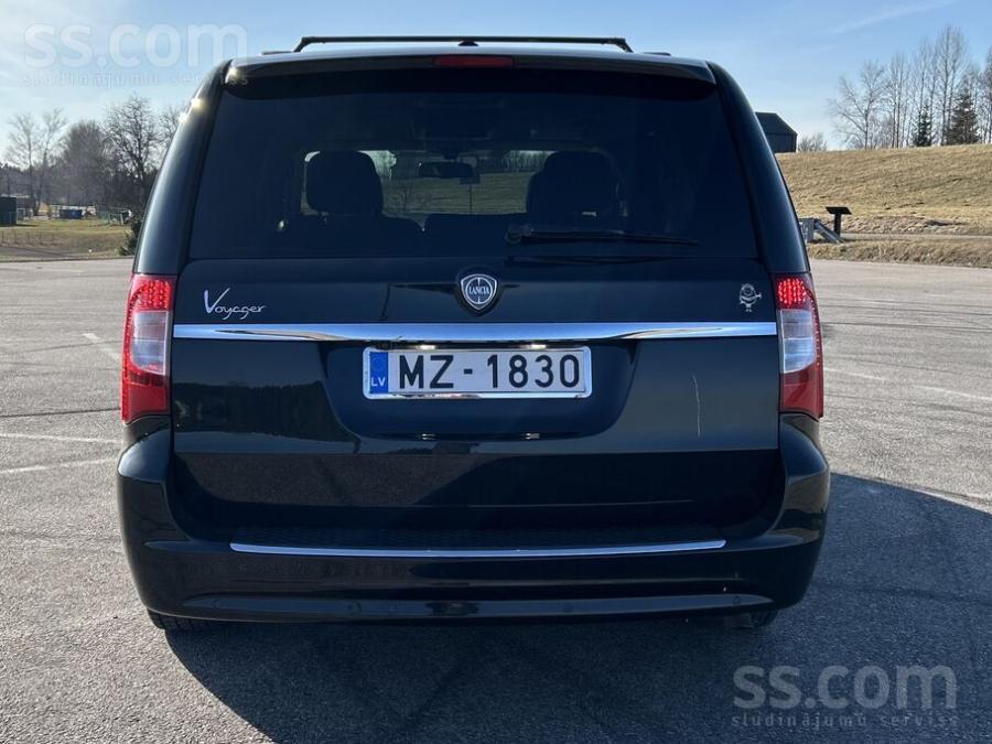 Melns Chrysler Grand Voyager 2012 Valmiera, ar dzinēja tilpumu 2.80 L un nobraukumu 308 tūkst. km par 7450 €, foto 10 vietnē AUTOMOTO.COM.LV