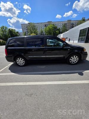 Melns Chrysler Grand Voyager 2012 Rīga, ar dzinēja tilpumu 2.80 L un nobraukumu 262 tūkst. km par 6500 €, foto  vietnē AUTOMOTO.COM.LV
