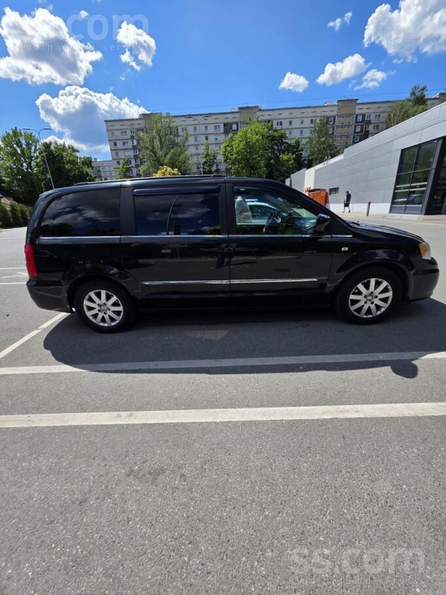 Melns Chrysler Grand Voyager 2012 Rīga, ar dzinēja tilpumu 2.80 L un nobraukumu 262 tūkst. km par 6500 €, foto 1 vietnē AUTOMOTO.COM.LV