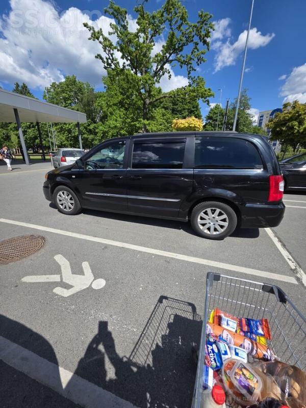 Melns Chrysler Grand Voyager 2012 Rīga, ar dzinēja tilpumu 2.80 L un nobraukumu 262 tūkst. km par 6500 €, foto 2 vietnē AUTOMOTO.COM.LV
