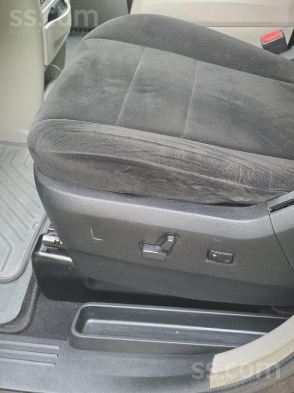 Melns Chrysler Grand Voyager 2012 Rīga, ar dzinēja tilpumu 2.80 L un nobraukumu 262 tūkst. km par 6500 €, foto 9 vietnē AUTOMOTO.COM.LV