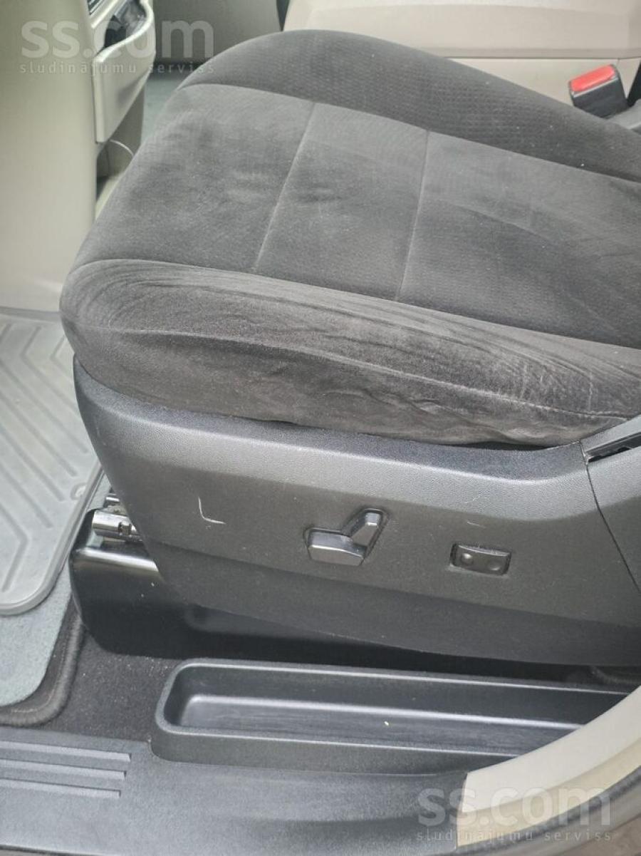 Melns Chrysler Grand Voyager 2012 Rīga, ar dzinēja tilpumu 2.80 L un nobraukumu 262 tūkst. km par 6500 €, foto 10 vietnē AUTOMOTO.COM.LV