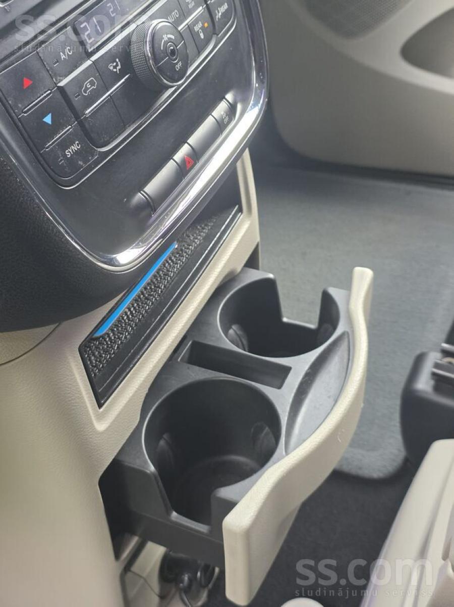 Melns Chrysler Grand Voyager 2012 Rīga, ar dzinēja tilpumu 2.80 L un nobraukumu 262 tūkst. km par 6500 €, foto 11 vietnē AUTOMOTO.COM.LV
