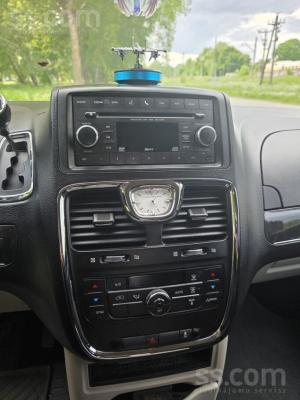 Melns Chrysler Grand Voyager 2012 Rīga, ar dzinēja tilpumu 2.80 L un nobraukumu 262 tūkst. km par 6500 €, foto 14 vietnē AUTOMOTO.COM.LV