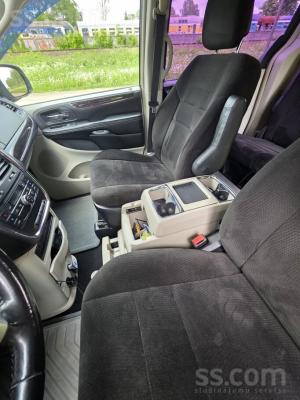 Melns Chrysler Grand Voyager 2012 Rīga, ar dzinēja tilpumu 2.80 L un nobraukumu 262 tūkst. km par 6500 €, foto 17 vietnē AUTOMOTO.COM.LV