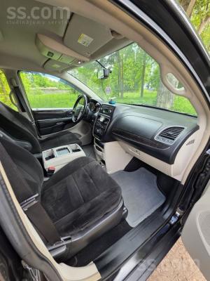 Melns Chrysler Grand Voyager 2012 Rīga, ar dzinēja tilpumu 2.80 L un nobraukumu 262 tūkst. km par 6500 €, foto 23 vietnē AUTOMOTO.COM.LV