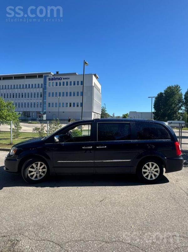 Black Chrysler Grand Voyager 2014 in Riga, with an engine capacity of 3.60 L and mileage of 320 thousand km for 7600 €, photo 3 on AUTOMOTO.COM.LV