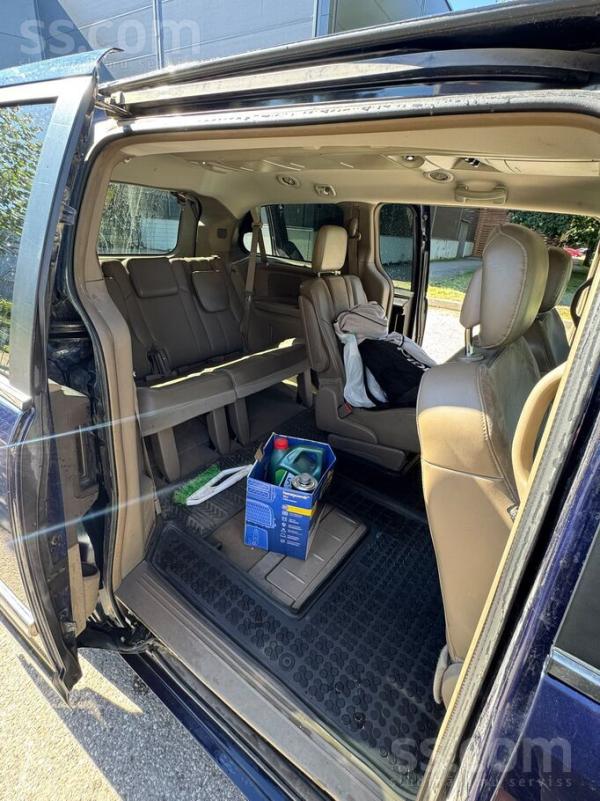 Black Chrysler Grand Voyager 2014 in Riga, with an engine capacity of 3.60 L and mileage of 320 thousand km for 7600 €, photo 8 on AUTOMOTO.COM.LV