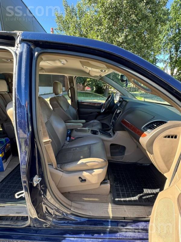 Black Chrysler Grand Voyager 2014 in Riga, with an engine capacity of 3.60 L and mileage of 320 thousand km for 7600 €, photo 9 on AUTOMOTO.COM.LV