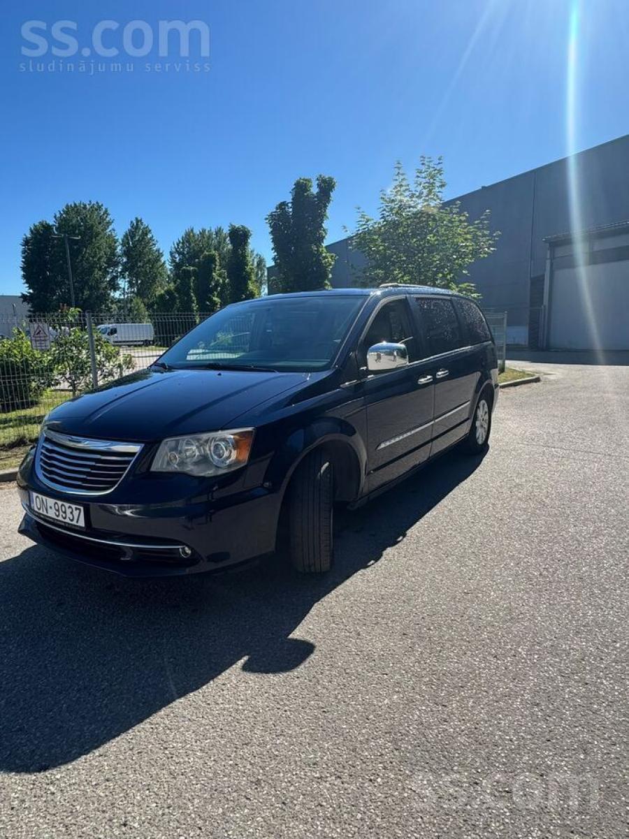 Melns Chrysler Grand Voyager 2014 Rīga, ar dzinēja tilpumu 3.60 L un nobraukumu 320 tūkst. km par 7600 €, foto 3 vietnē AUTOMOTO.COM.LV