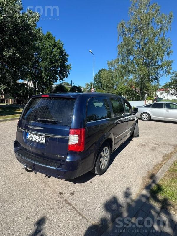 Black Chrysler Grand Voyager 2014 in Riga, with an engine capacity of 3.60 L and mileage of 320 thousand km for 7600 €, photo 5 on AUTOMOTO.COM.LV
