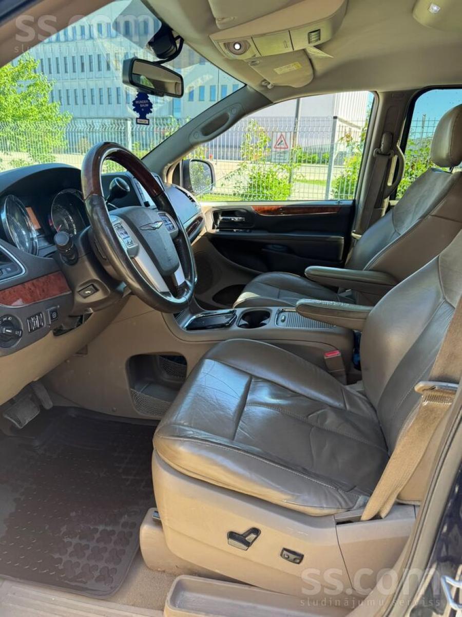 Melns Chrysler Grand Voyager 2014 Rīga, ar dzinēja tilpumu 3.60 L un nobraukumu 320 tūkst. km par 7600 €, foto 17 vietnē AUTOMOTO.COM.LV
