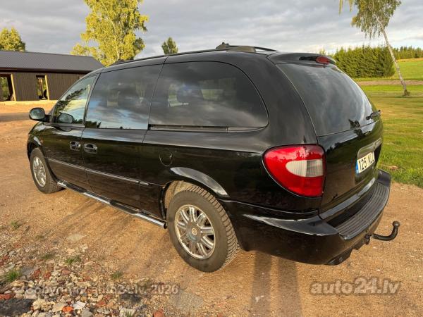 Black Chrysler Grand Voyager 2004 in Tartu, with an engine capacity of 2.80 L and mileage of 293 thousand km for 1550 €, photo 4 on AUTOMOTO.COM.LV