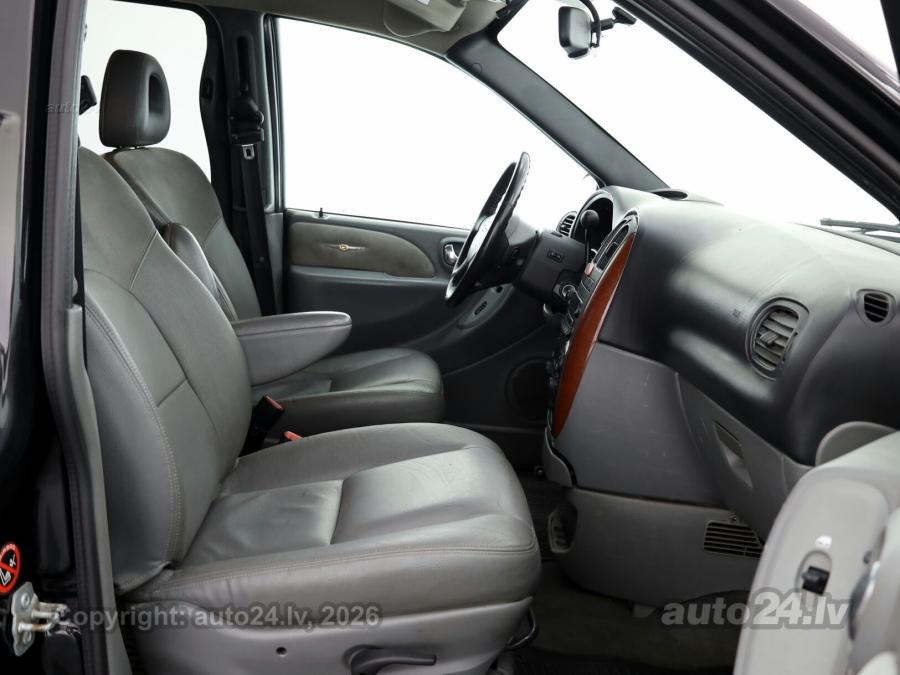 Melns Chrysler Grand Voyager 2006 Tallina, ar dzinēja tilpumu 2.80 L un nobraukumu 259 tūkst. km par 1299 €, foto 7 vietnē AUTOMOTO.COM.LV