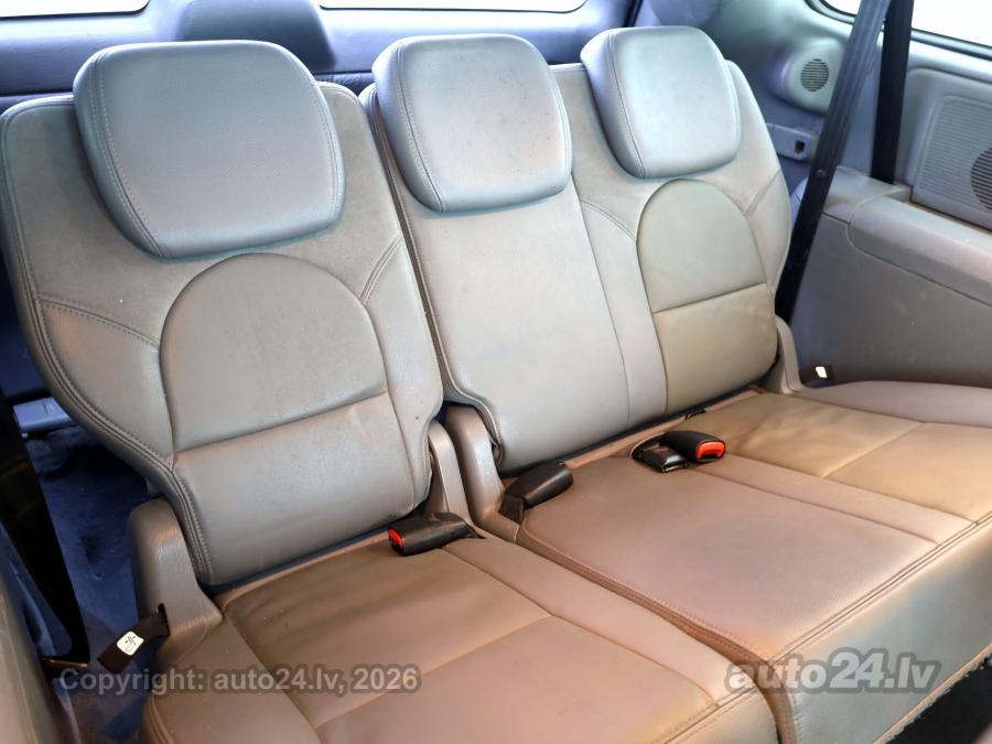 Melns Chrysler Grand Voyager 2006 Tallina, ar dzinēja tilpumu 2.80 L un nobraukumu 259 tūkst. km par 1299 €, foto 9 vietnē AUTOMOTO.COM.LV