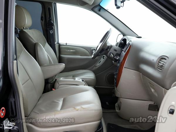 Black Chrysler Grand Voyager 2007 in Tallinn, with an engine capacity of 2.80 L and mileage of 265 thousand km for 1599 €, photo 6 on AUTOMOTO.COM.LV