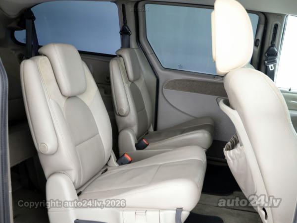 Black Chrysler Grand Voyager 2007 in Tallinn, with an engine capacity of 2.80 L and mileage of 265 thousand km for 1599 €, photo 7 on AUTOMOTO.COM.LV