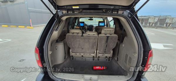 Black Chrysler Grand Voyager 2007 in Tallinn, with an engine capacity of 2.80 L and mileage of 270 thousand km for 2999 €, photo 8 on AUTOMOTO.COM.LV
