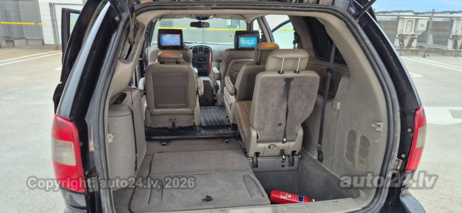 Black Chrysler Grand Voyager 2007 in Tallinn, with an engine capacity of 2.80 L and mileage of 270 thousand km for 2999 €, photo 22 on AUTOMOTO.COM.LV