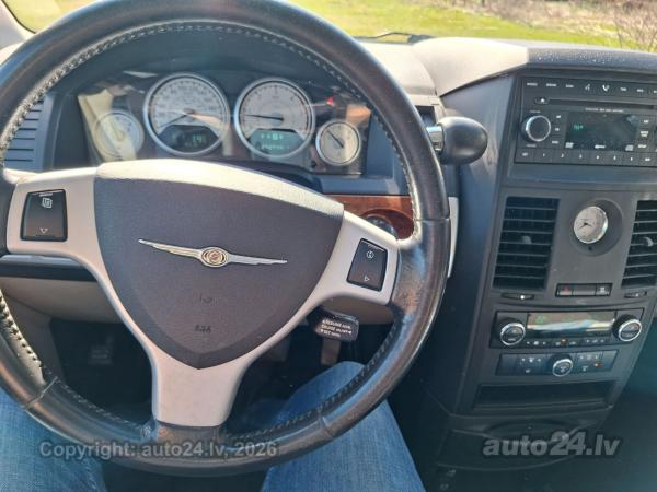 Melns Chrysler Grand Voyager 2008 Tallina, ar dzinēja tilpumu 2.80 L un nobraukumu 290 tūkst. km par 3400 €, foto 4 vietnē AUTOMOTO.COM.LV