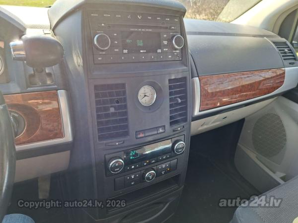 Melns Chrysler Grand Voyager 2008 Tallina, ar dzinēja tilpumu 2.80 L un nobraukumu 290 tūkst. km par 3400 €, foto 5 vietnē AUTOMOTO.COM.LV