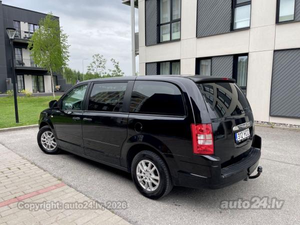 Black Chrysler Grand Voyager 2008 in Tartu, with an engine capacity of 2.80 L and mileage of 265 thousand km for 3499 €, photo 2 on AUTOMOTO.COM.LV
