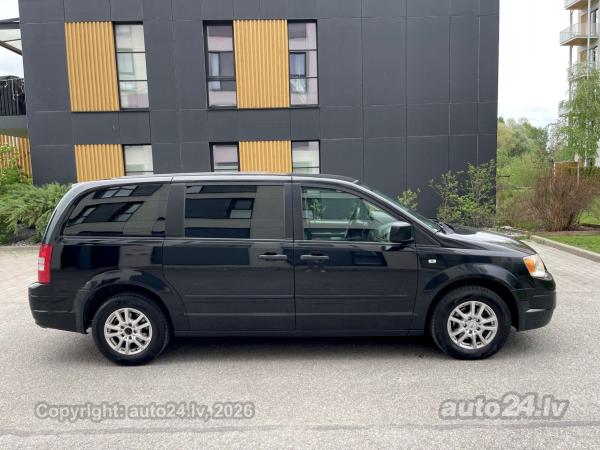 Black Chrysler Grand Voyager 2008 in Tartu, with an engine capacity of 2.80 L and mileage of 265 thousand km for 3499 €, photo 5 on AUTOMOTO.COM.LV