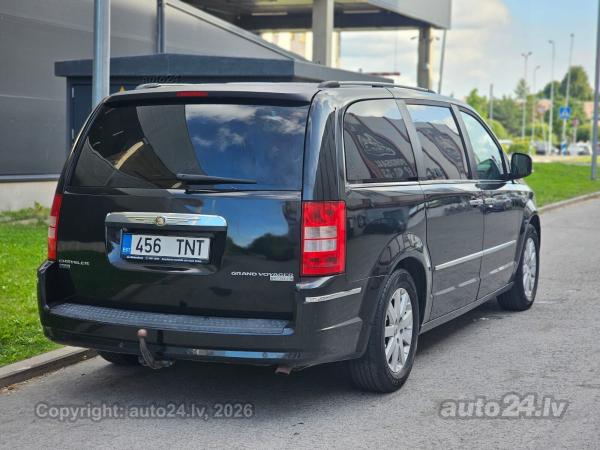 Melns Chrysler Grand Voyager 2008 Tallina, ar dzinēja tilpumu 2.80 L un nobraukumu 319 tūkst. km par 4998 €, foto 7 vietnē AUTOMOTO.COM.LV