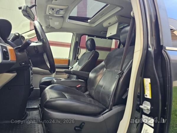 Melns Chrysler Grand Voyager 2008 Tallina, ar dzinēja tilpumu 2.80 L un nobraukumu 319 tūkst. km par 4998 €, foto 9 vietnē AUTOMOTO.COM.LV