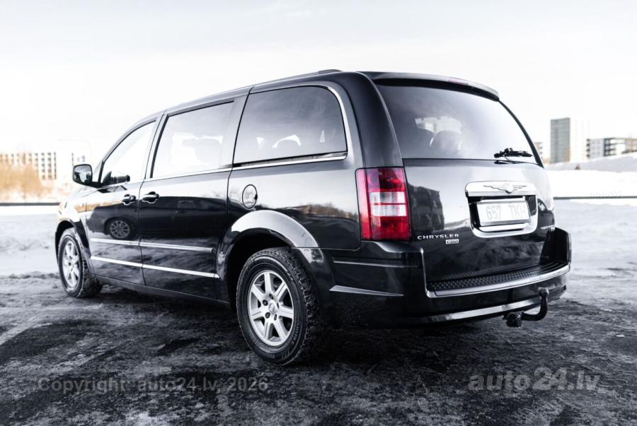 Black Chrysler Grand Voyager 2010 in Tallinn, with an engine capacity of 2.80 L and mileage of 316 thousand km for 3490 €, photo 6 on AUTOMOTO.COM.LV