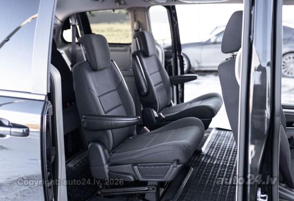 Melns Chrysler Grand Voyager 2010 Tallina, ar dzinēja tilpumu 2.80 L un nobraukumu 316 tūkst. km par 3490 €, foto 11 vietnē AUTOMOTO.COM.LV