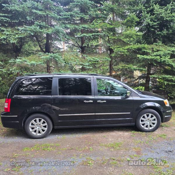 Black Chrysler Grand Voyager 2011 in Tallinn, with an engine capacity of 2.80 L and mileage of 0 thousand km for 5700 €, photo 1 on AUTOMOTO.COM.LV